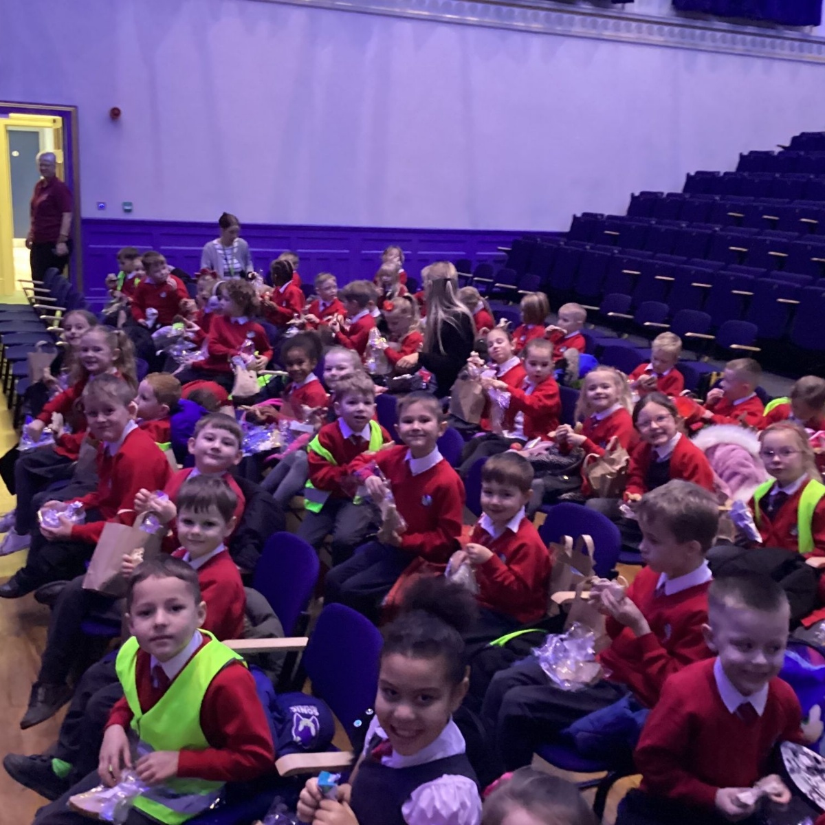 Anker Valley Primary Academy - Santomime Time!